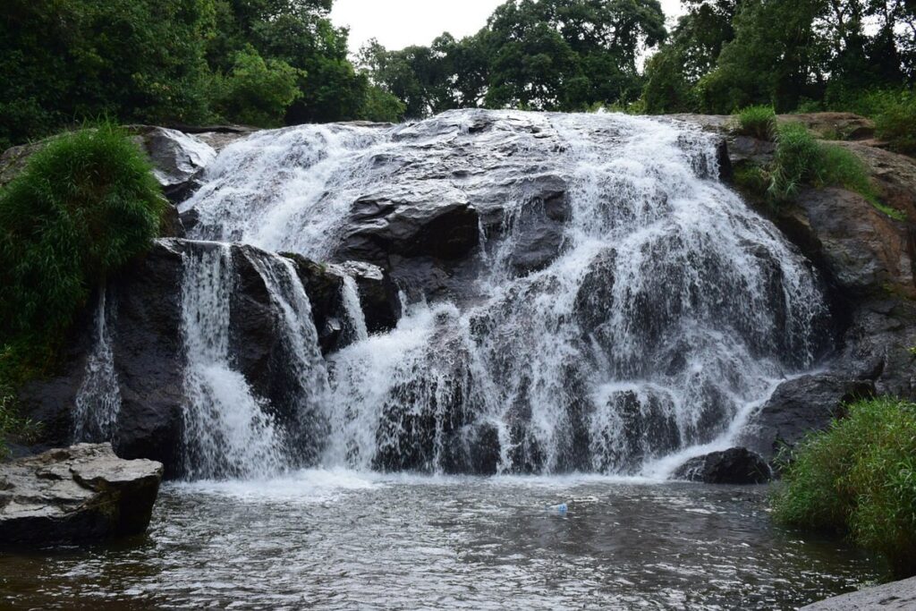 9 Most Beautiful Waterfalls In Tamilnadu - Geek of Adventure